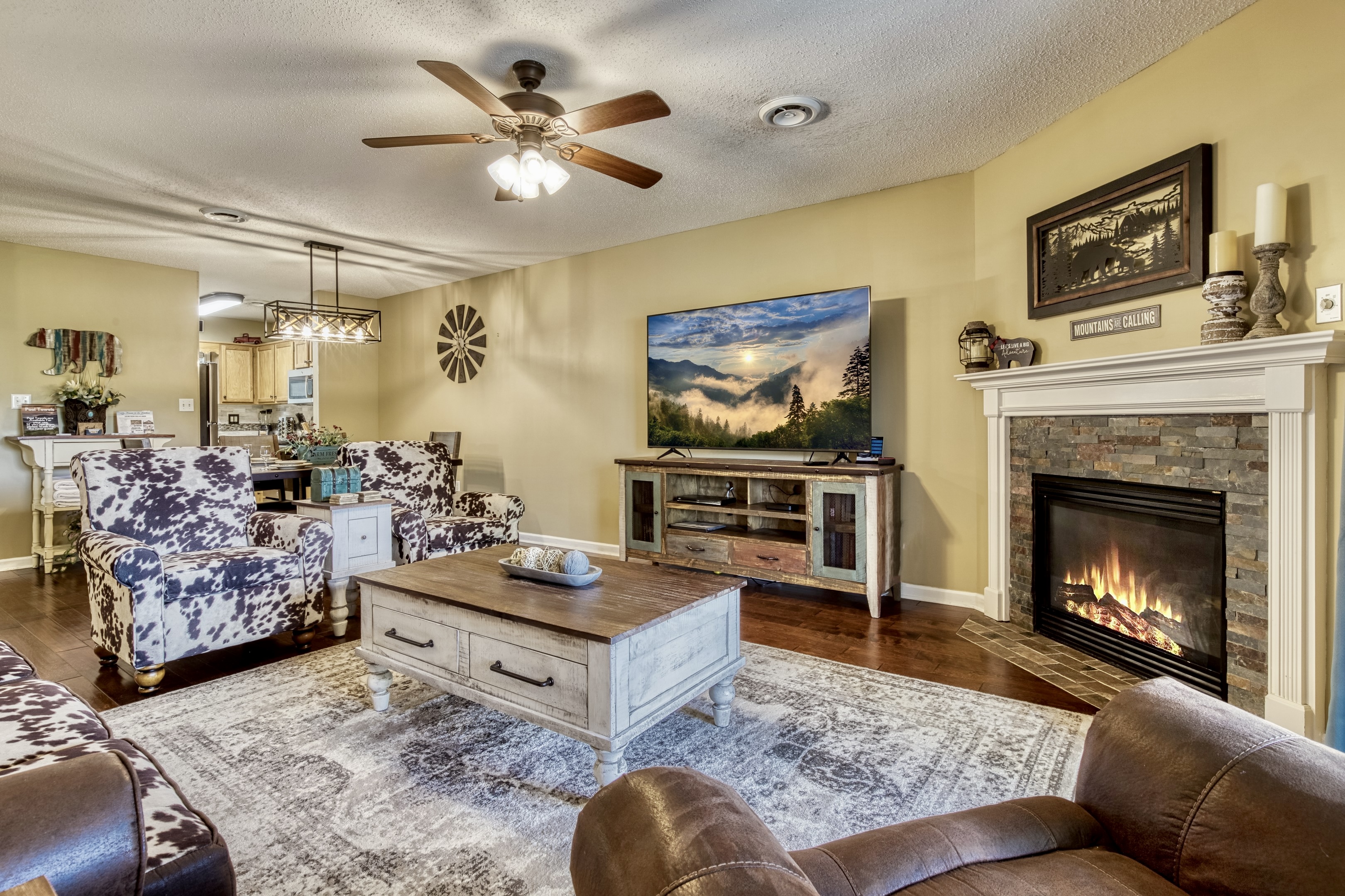 Spacious Penthouse With Mountain Views And Indoor Pool - Elegant Escape - Pigeon Forge, TN