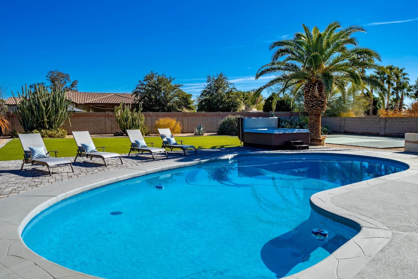 Expansive Backyard Located Near Shops And Dining - Phoenix, AZ