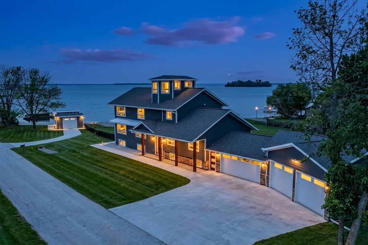 Luxury Bayfront Retreat • Kayaks + Lambeau Nearby - Green Bay, WI