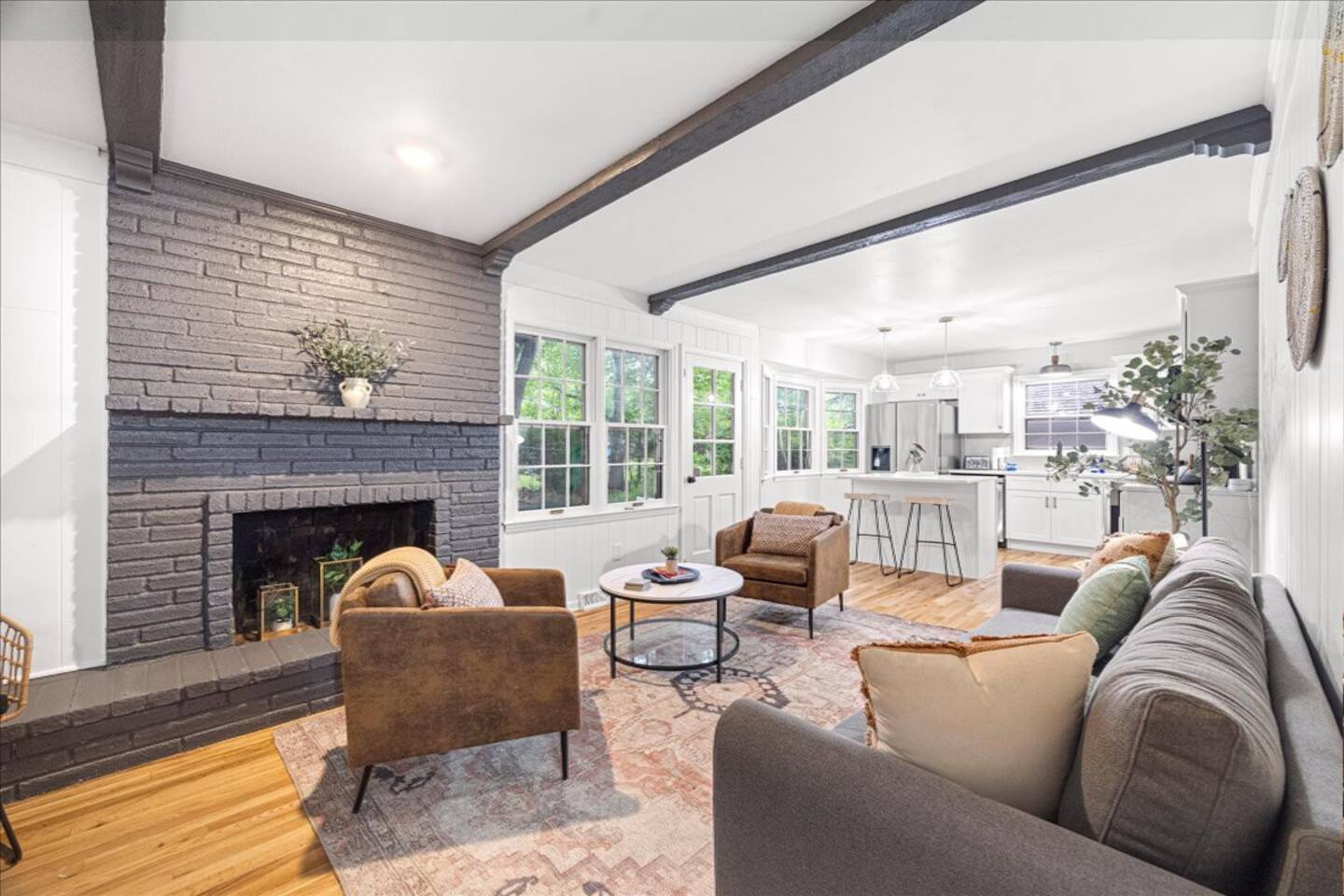 Fenced Backyard And Modern Kitchen Amenities - Cozy Stylish Retreat - Kansas City