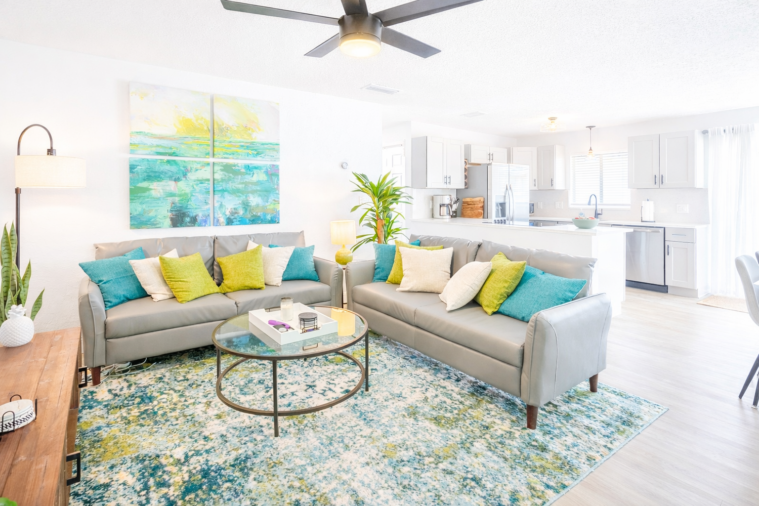 Spacious Living Area And Outdoor Seating - Idyllic Coastal Getaway - Dunedin, FL