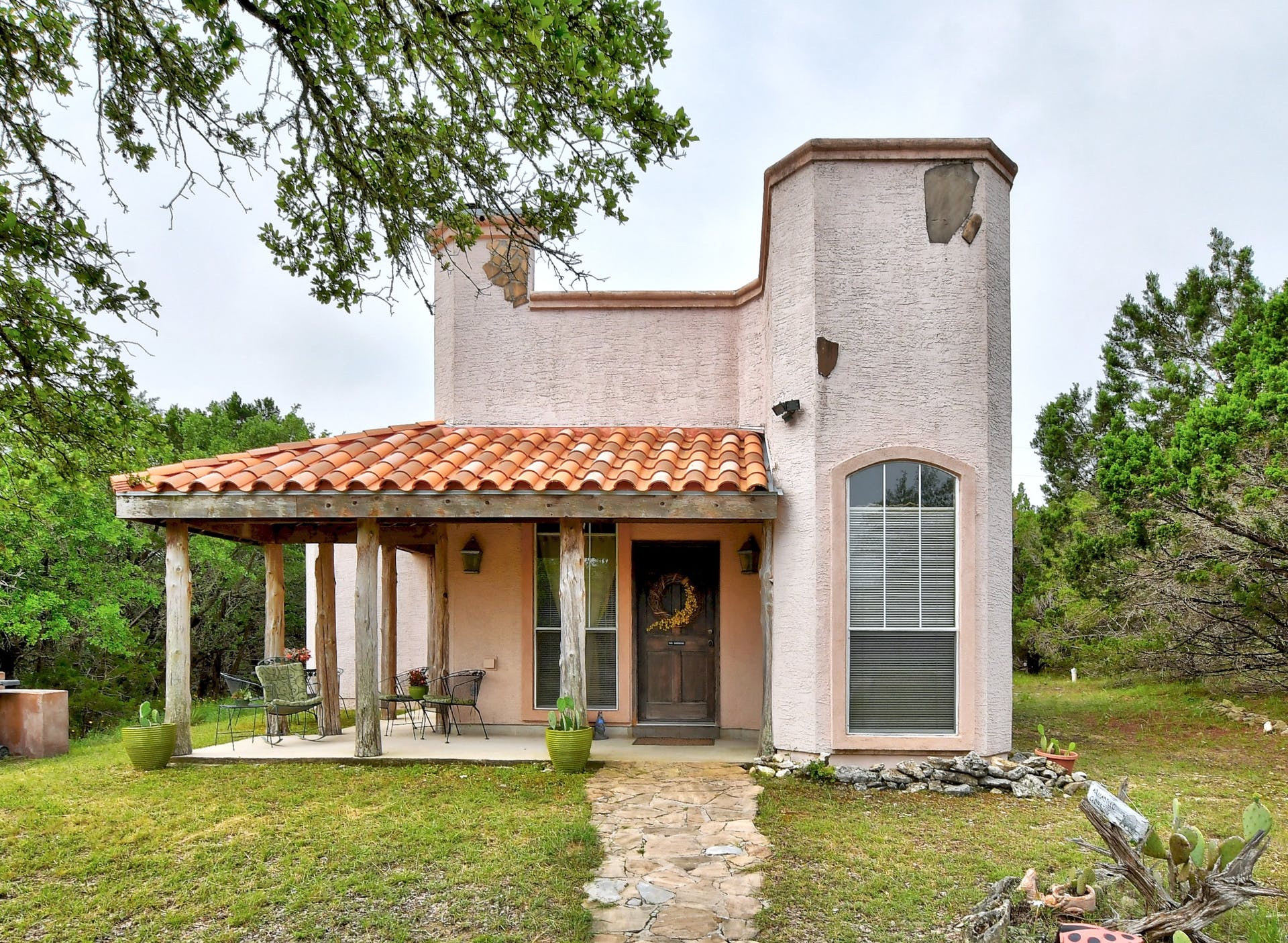 Blue Armadillo - Hills of Texas Lodging