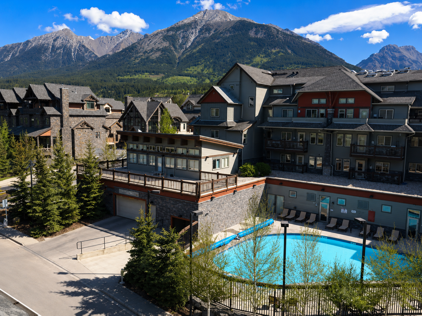 Outdoor Pool, 3 Hot Tubs, Gym. Warm And Welcoming - Canada