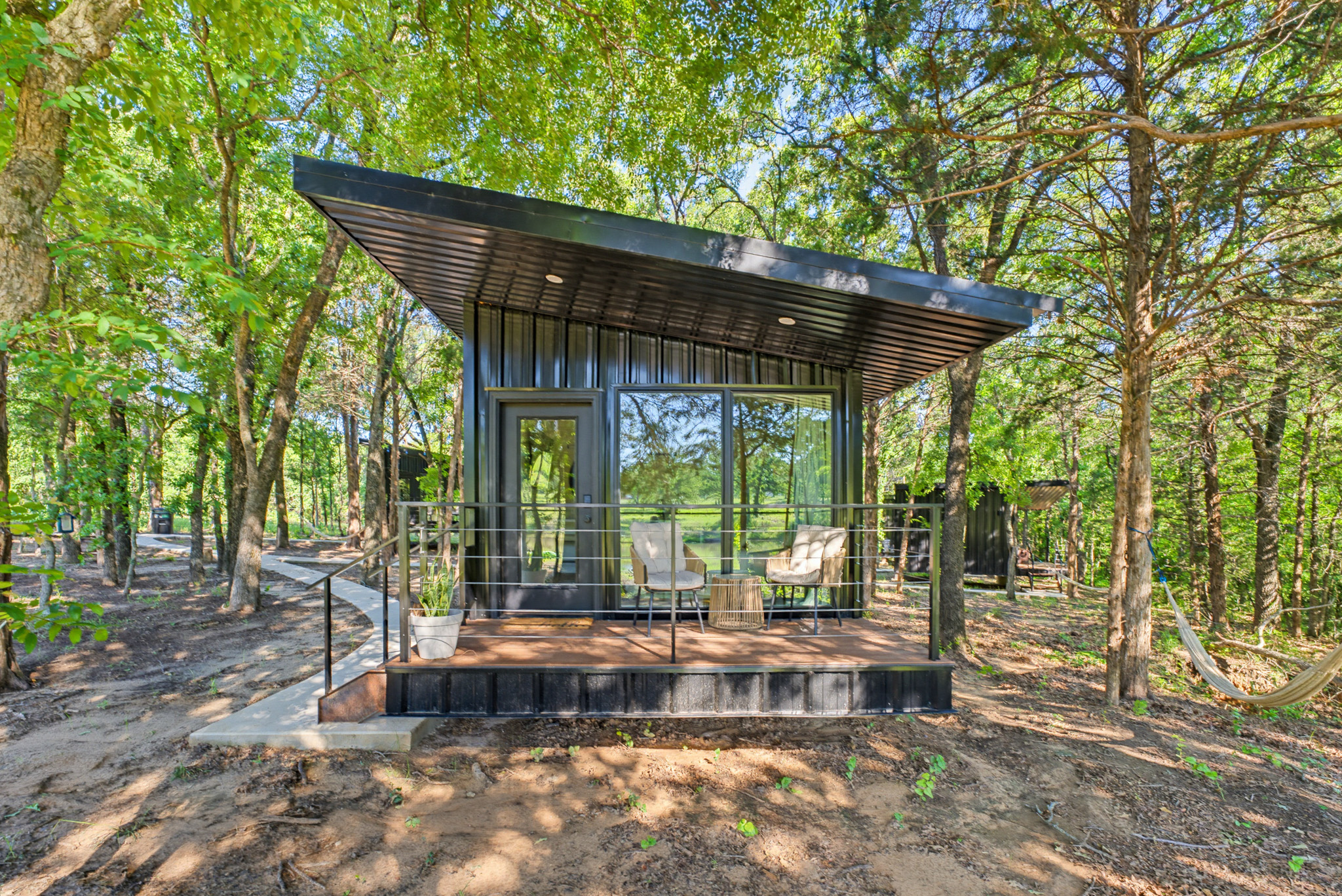 The Red Bird | Treehouse Stay + Pickleball Court - United States