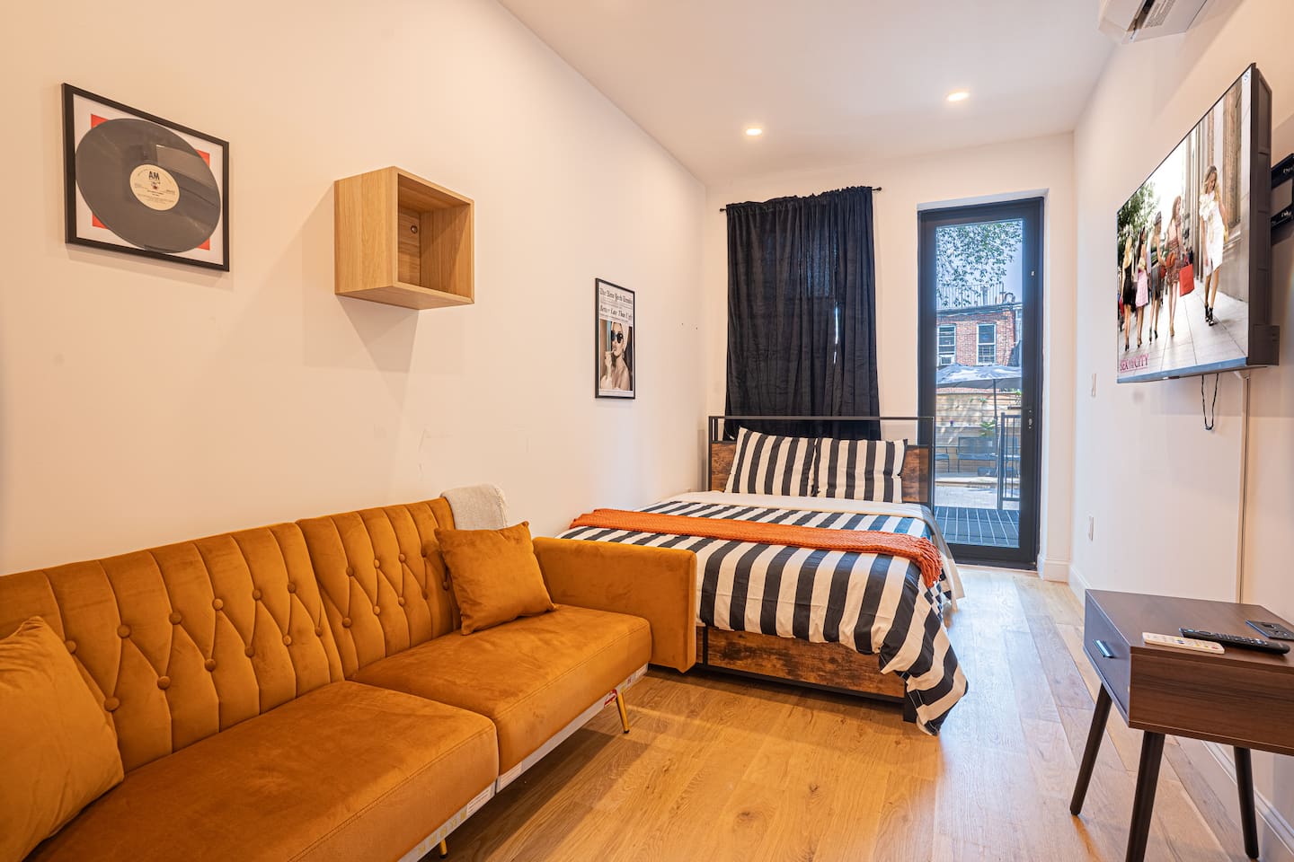 Modern 2br W Basement & Backyard - New York
