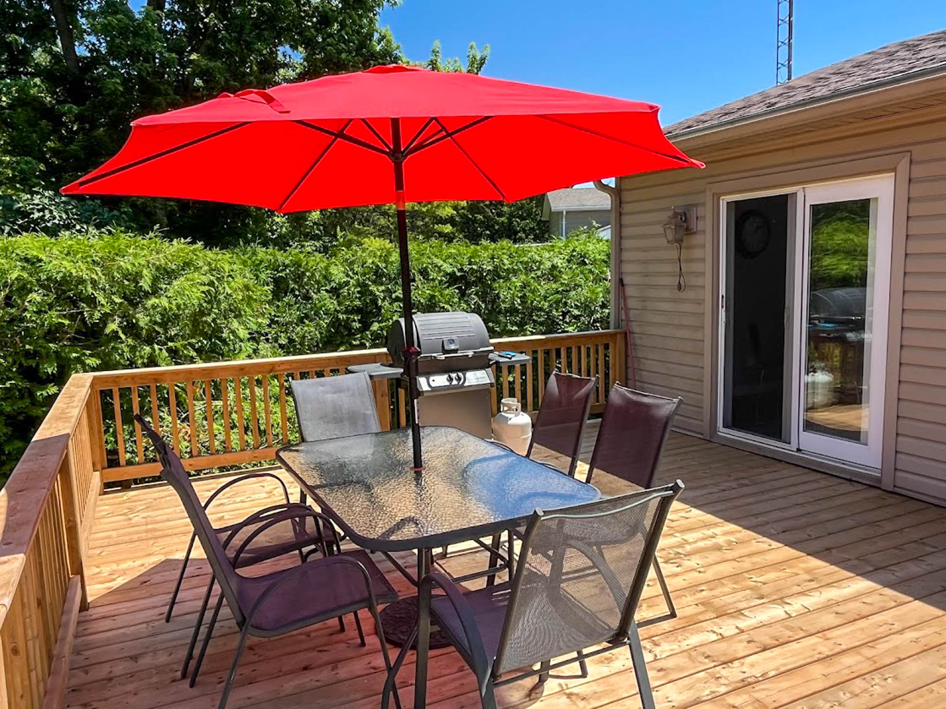 Expansive Gardens And Cozy Fire Pit Retreat - Charming Cottage Haven - Bayfield