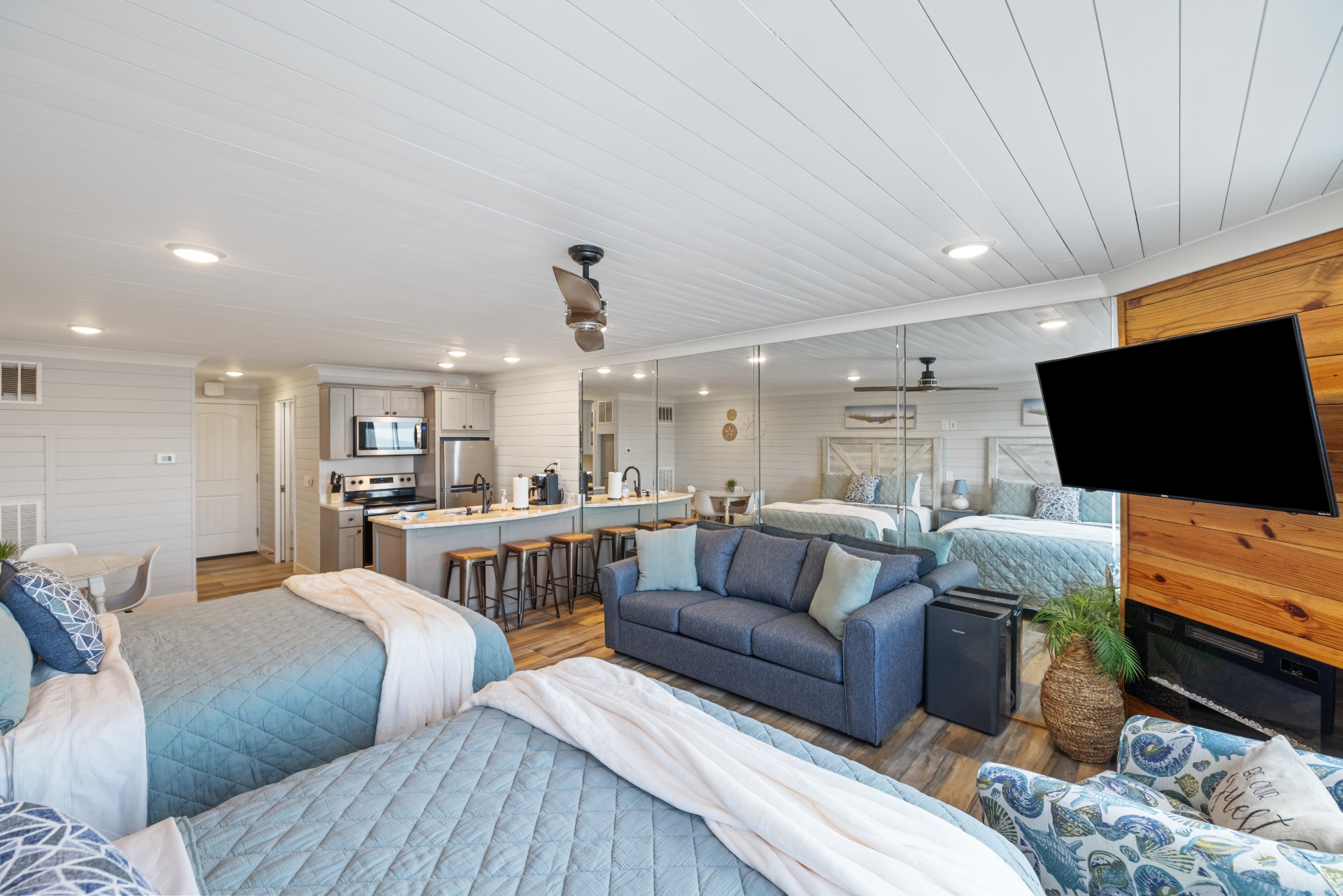 Gorgeous beachfront studio - free beach chairs in season