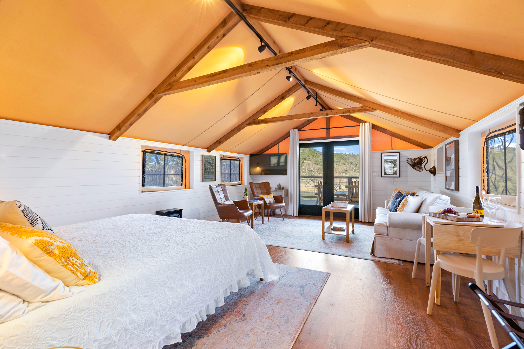 Lakefront Hill Country Glamping | Hot Tub + River - USA