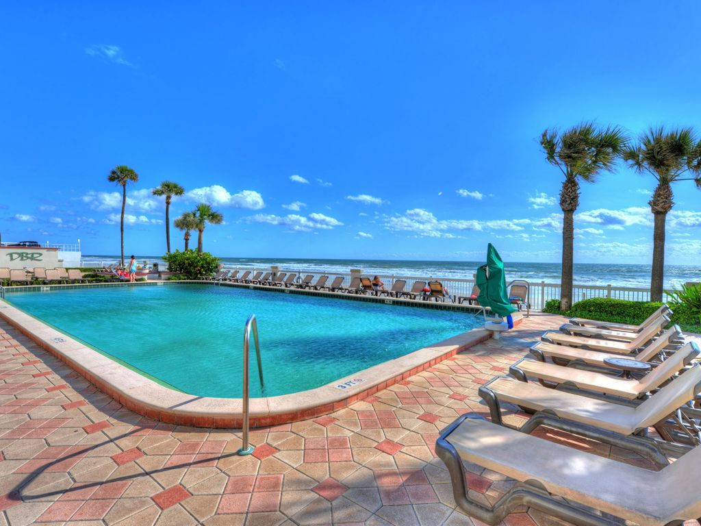 Oceanfront Private Balcony And Cozy Kitchenette - Charming Coastal Retreat - Daytona Beach, FL