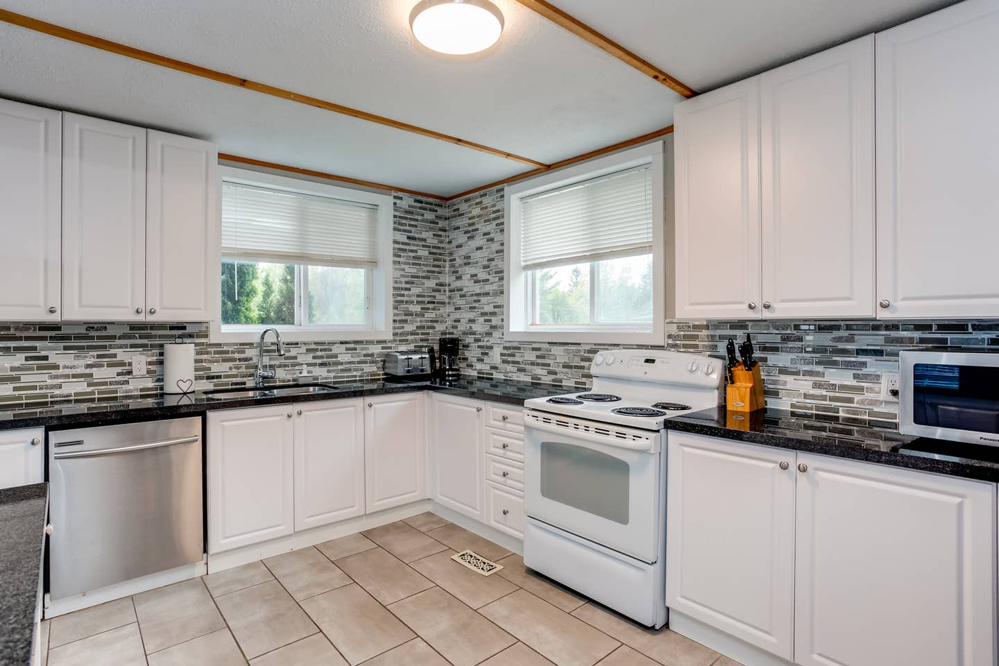 Trio Retreat Haven (25 Bedrooms) + Pool, Hot Tub and Sauna - Book ...