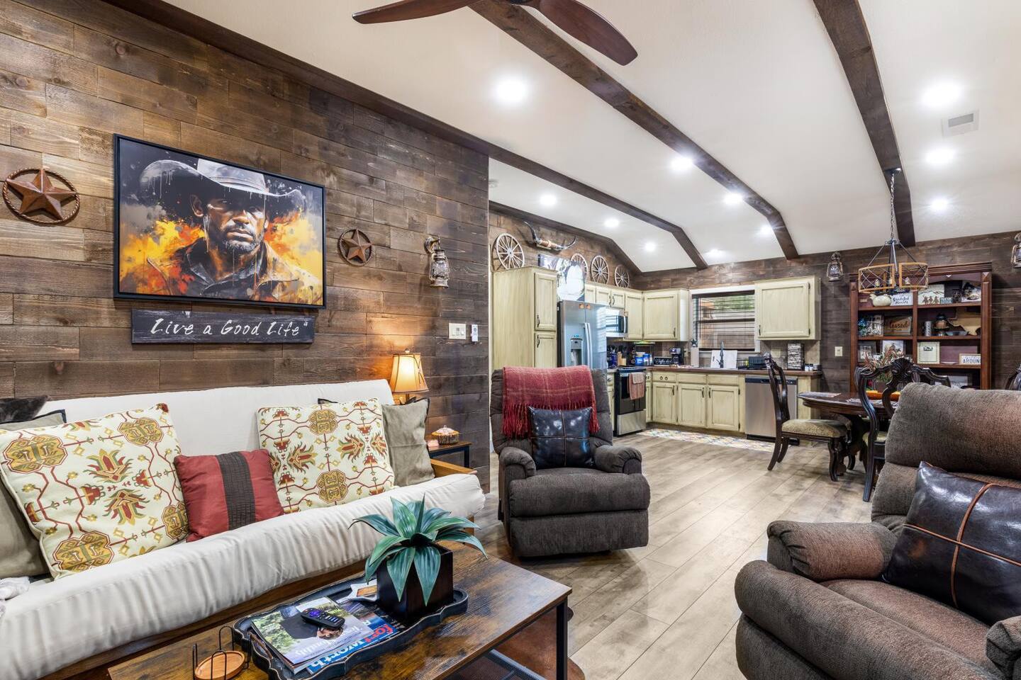 Cowboy Themed Escape With Cozy Patio - Charming Retreat - Fort Worth, TX