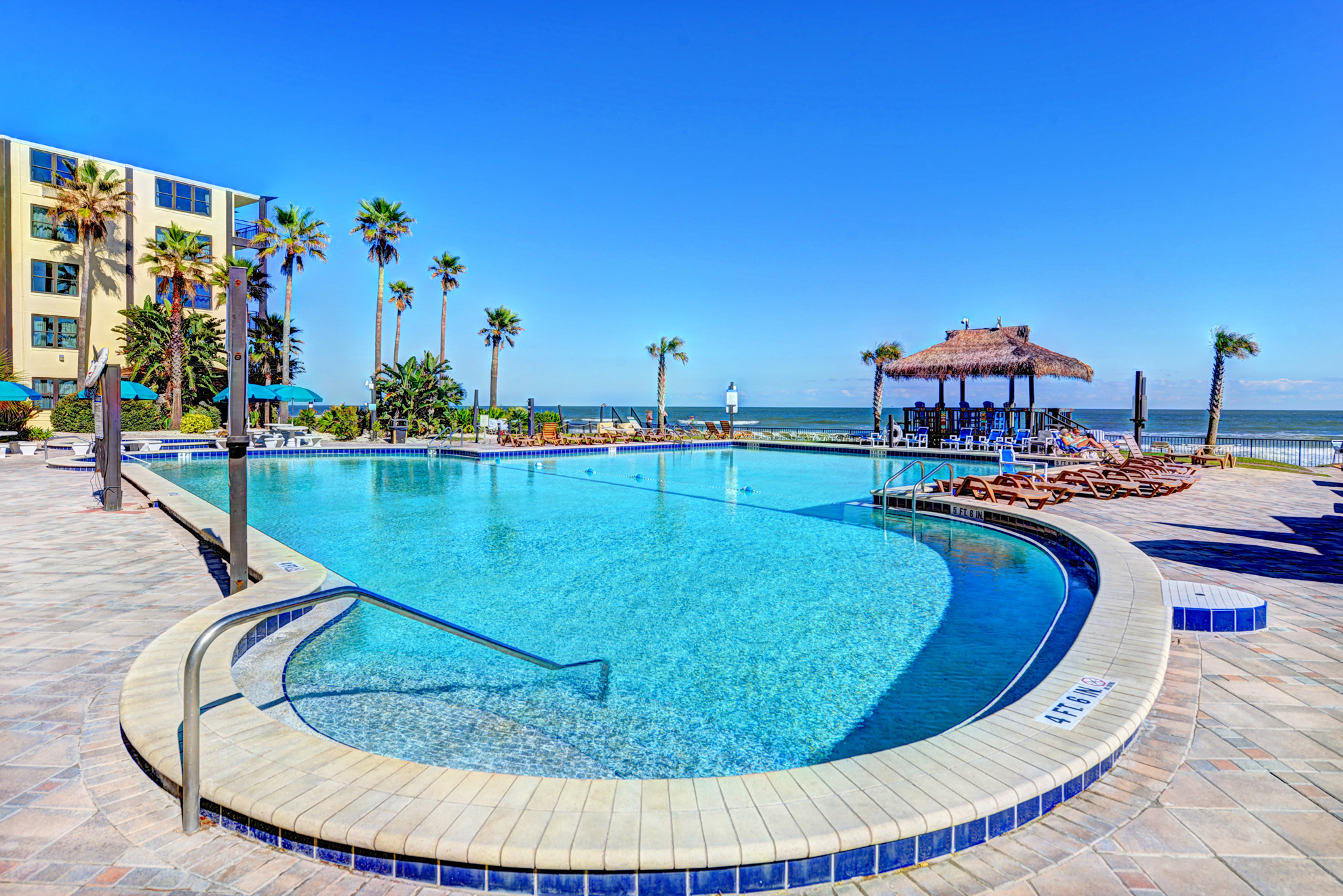 Ocean Access And Pool Deck - Charming Beachfront Getaway - Daytona Beach Shores, FL