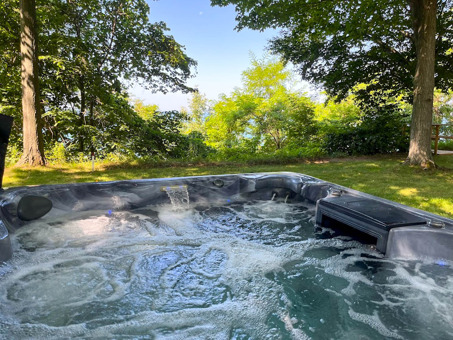 Tranquil Lake Access And Outdoor Hot Tub - Charming Escape - Ontario