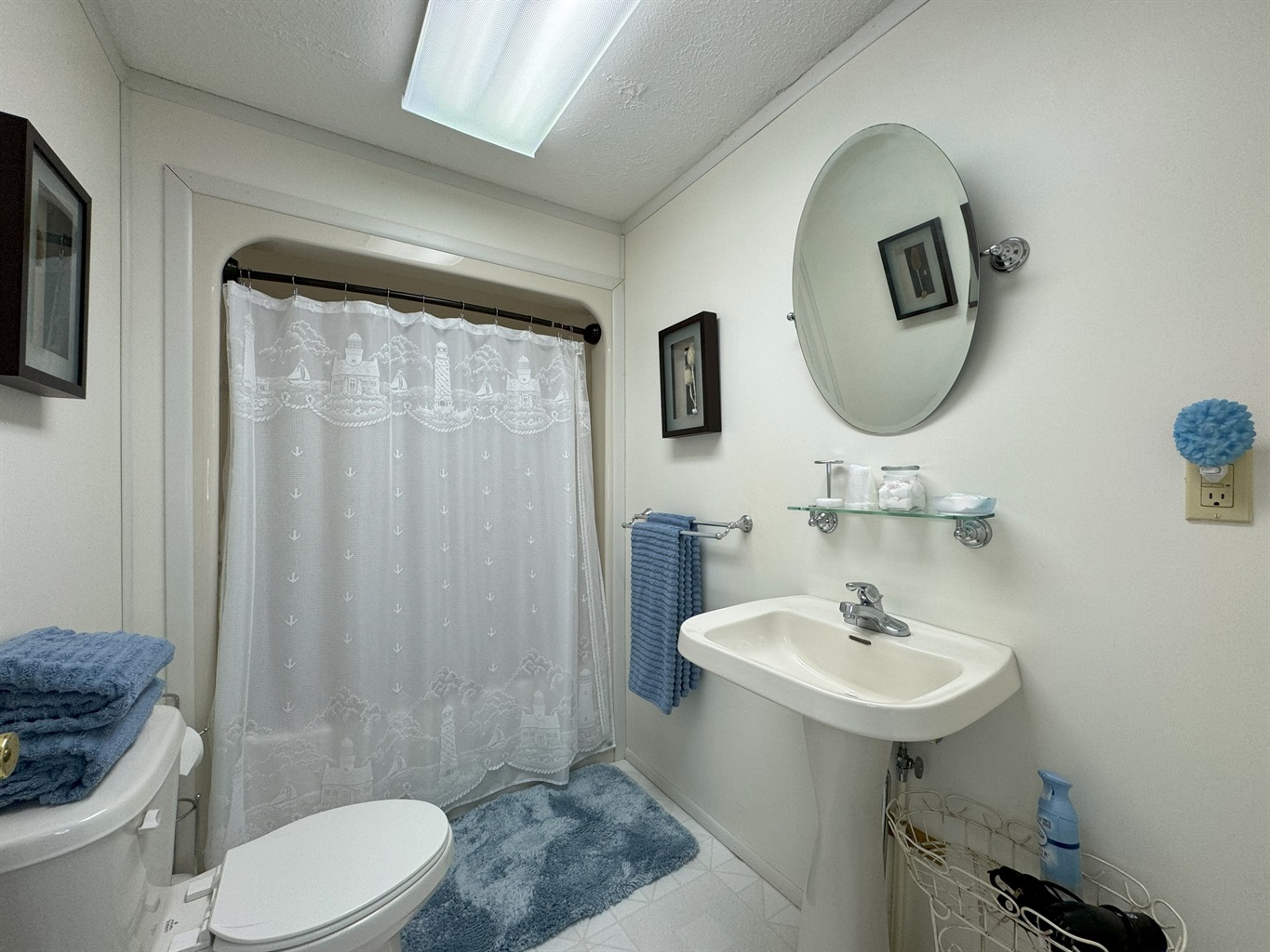 Lighthouse Room "Room #6" - Victorian Inn