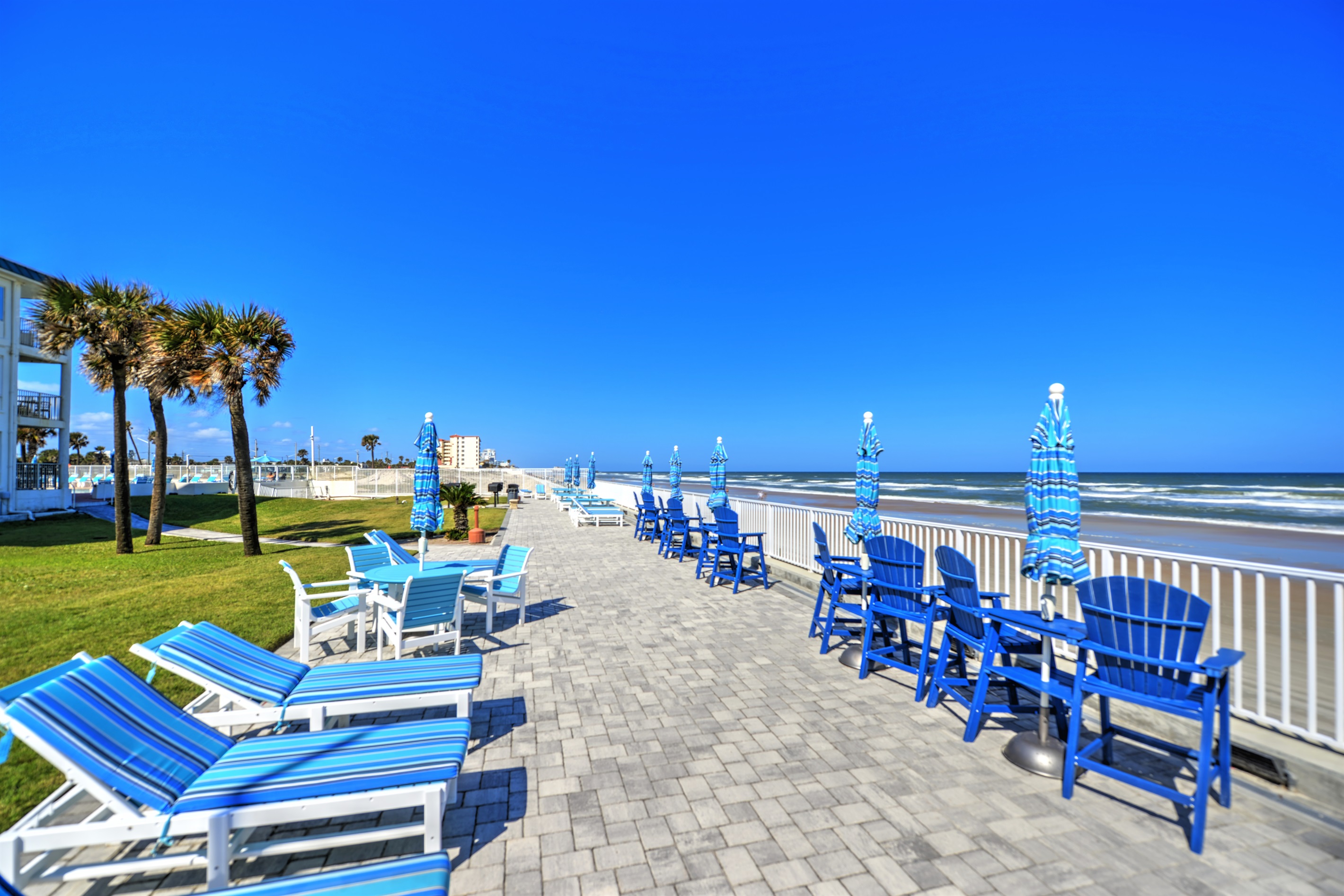 Oceanfront Access And Heated Pools - Charming Coastal Getaway - Daytona Beach