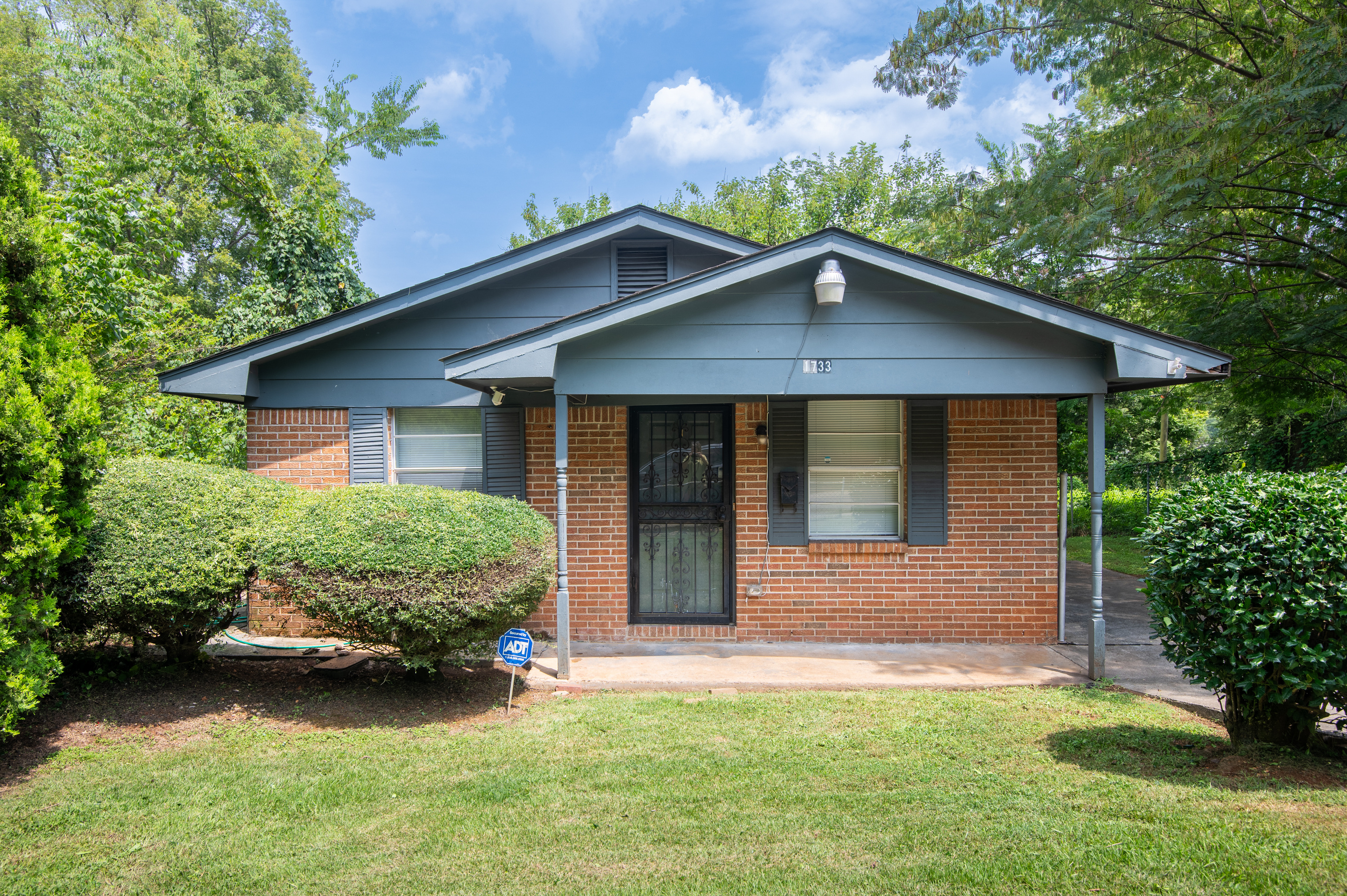 32nd Street Retreat | Downtown/backyard/parking - Alabama