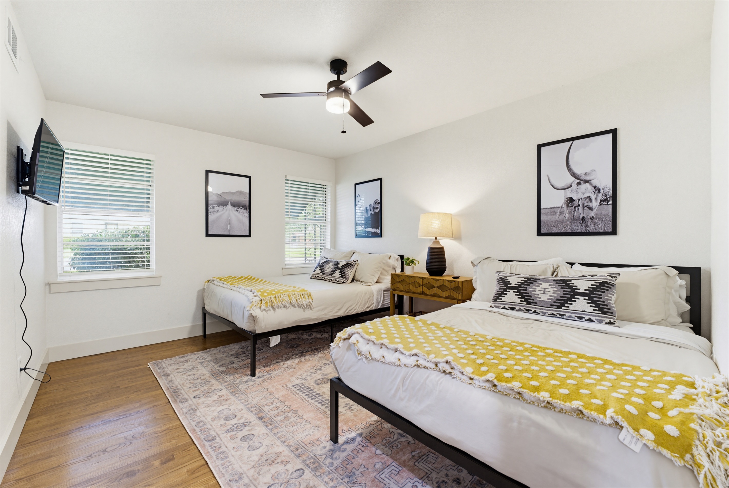 Family-ready • 3br + Backyard Near The Square - Decatur, TX
