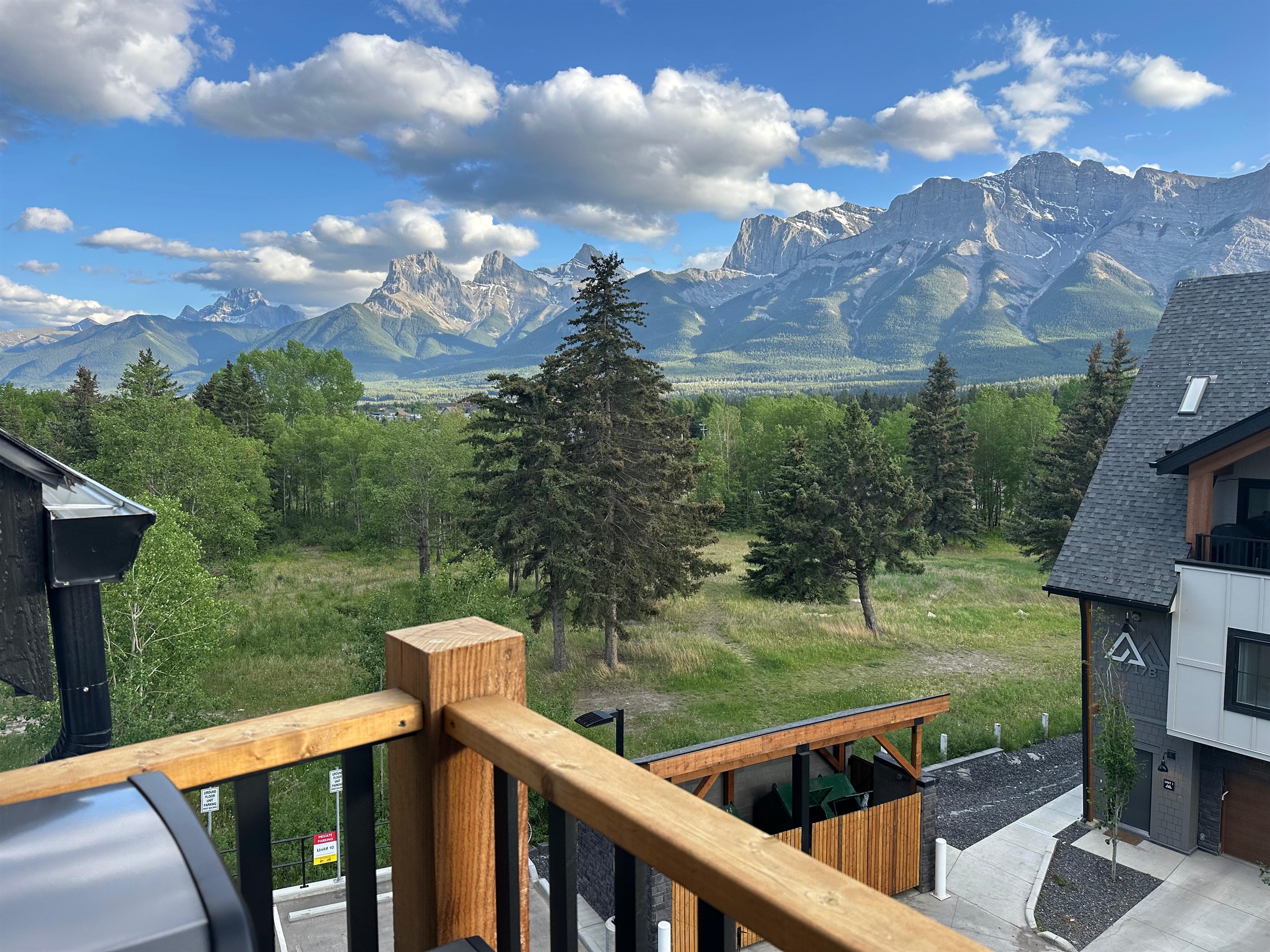 Stunning Mountain Views And Private Balcony - Stylish Cozy Escape - Canada