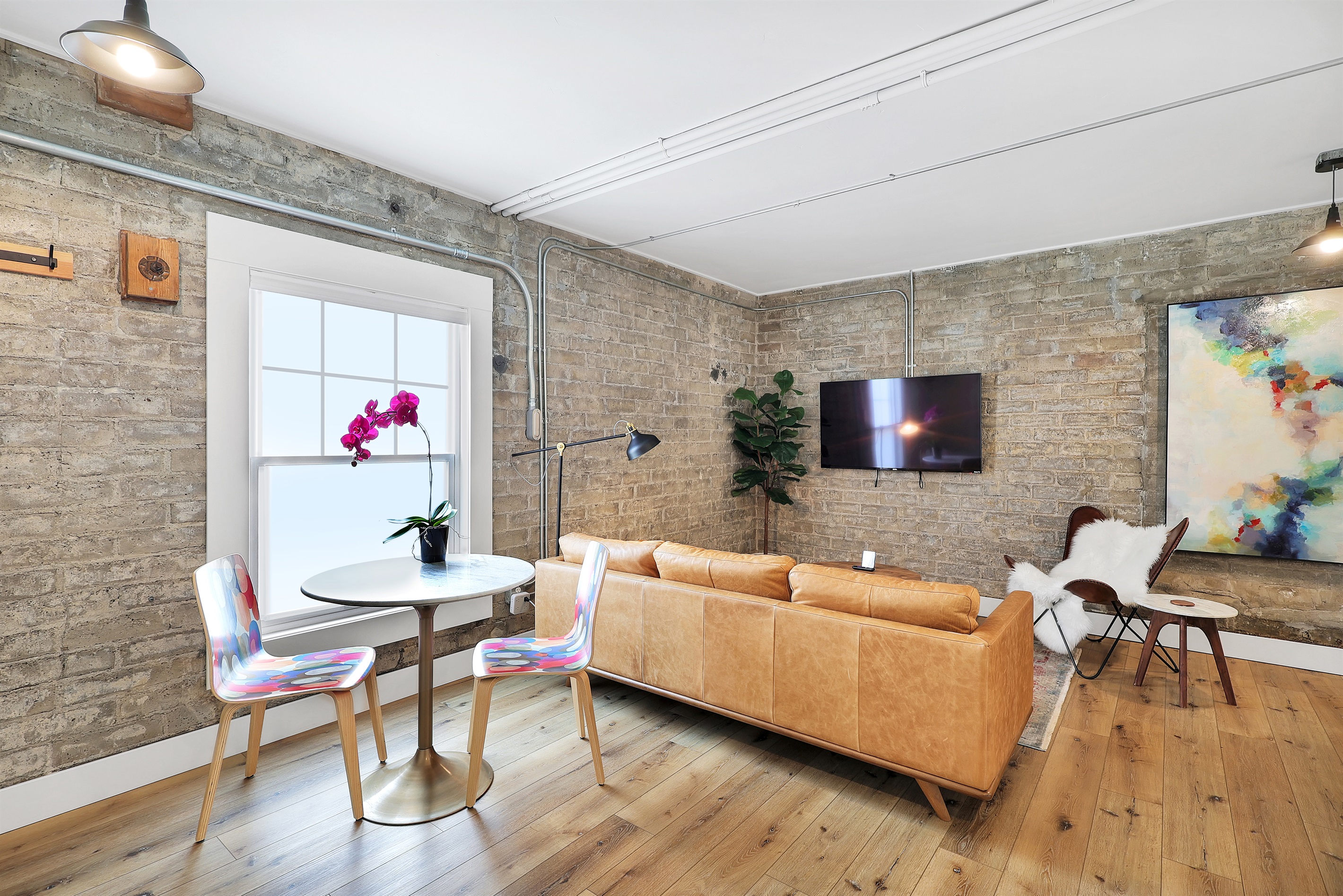 Suite 101 (1 King Bed w/ Living Room on Ground Floor) - Summit Lofts ...