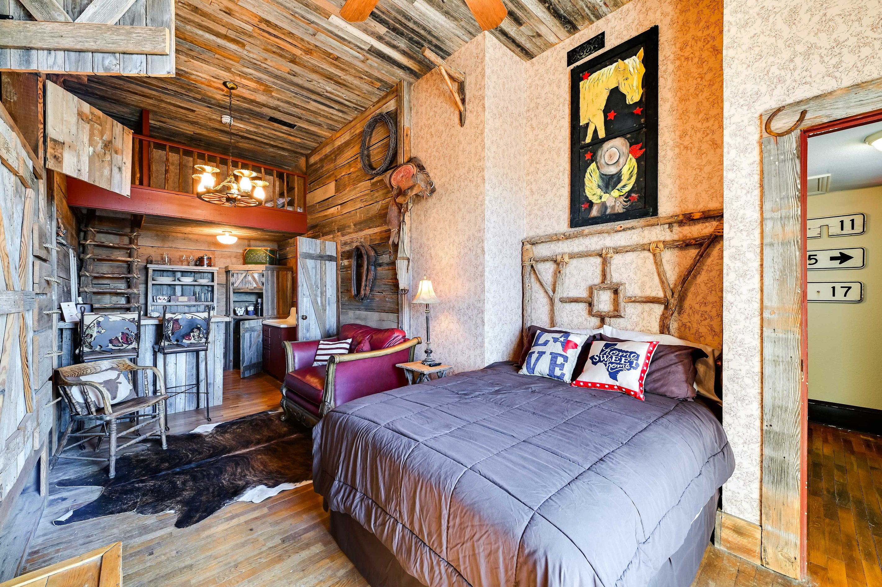 Western-themed Decatur Studio On Main Street! - Decatur, TX