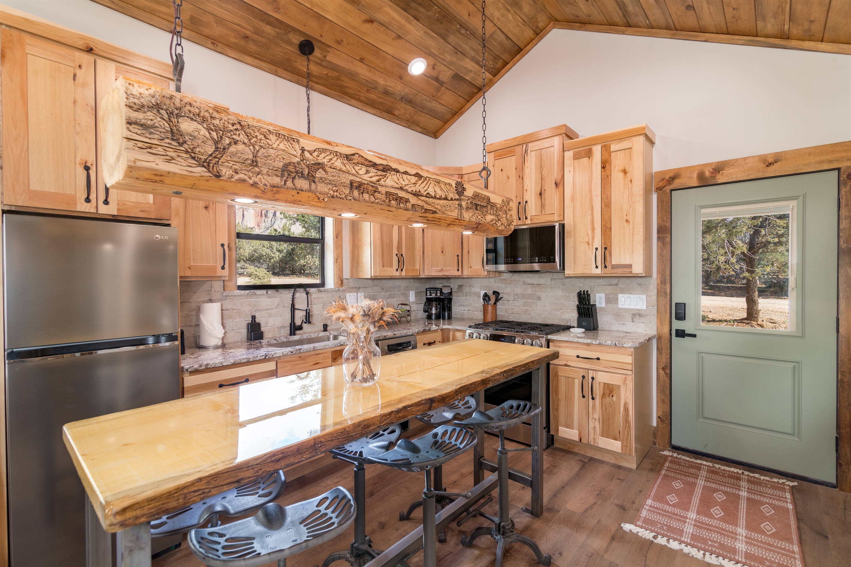 The Bunkhouse | Zion & Bryce | Hot Tub | Fire Pit - Orderville, UT