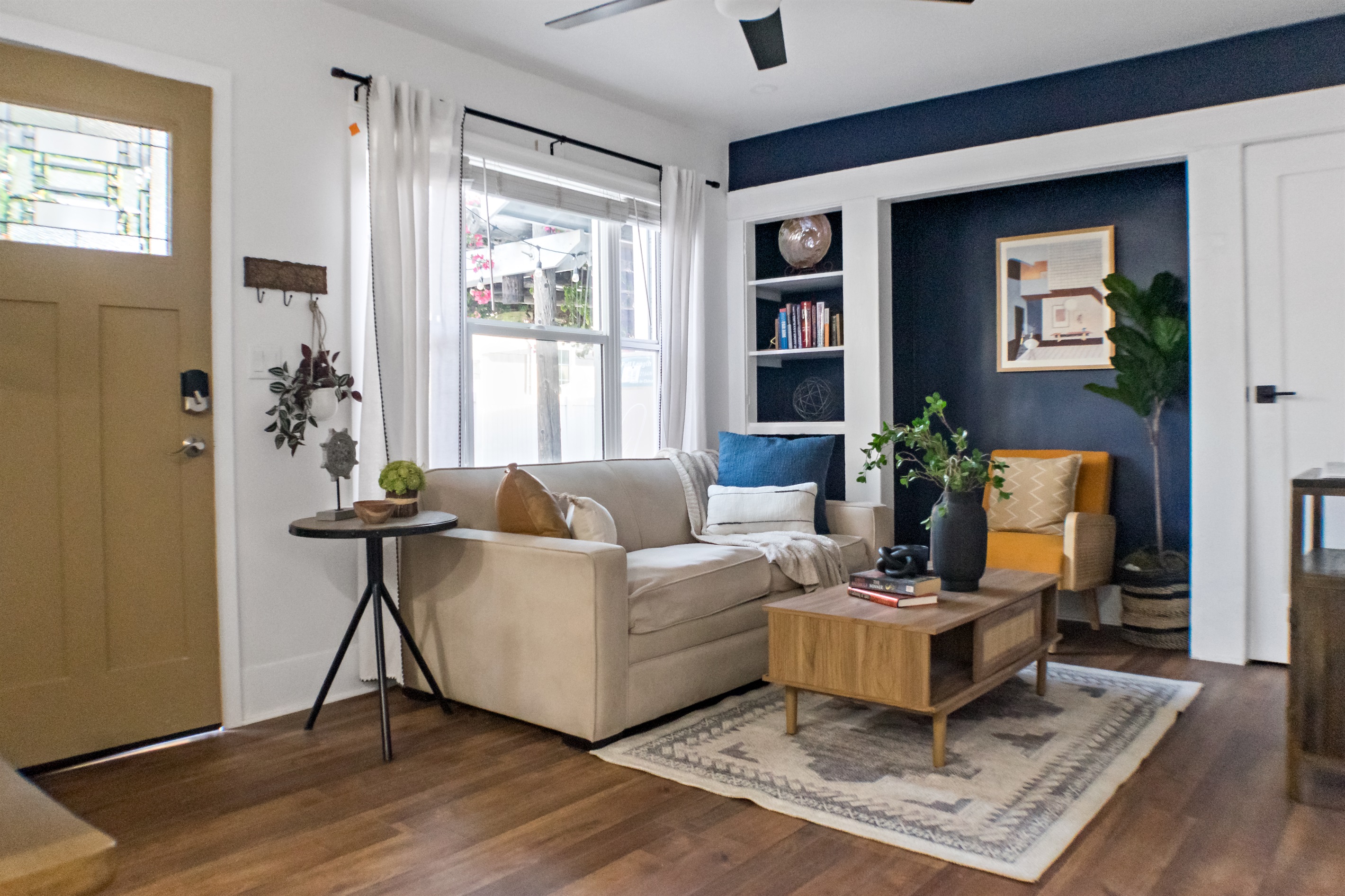 Charming Craftsman Close To Downtown - Long Beach, CA