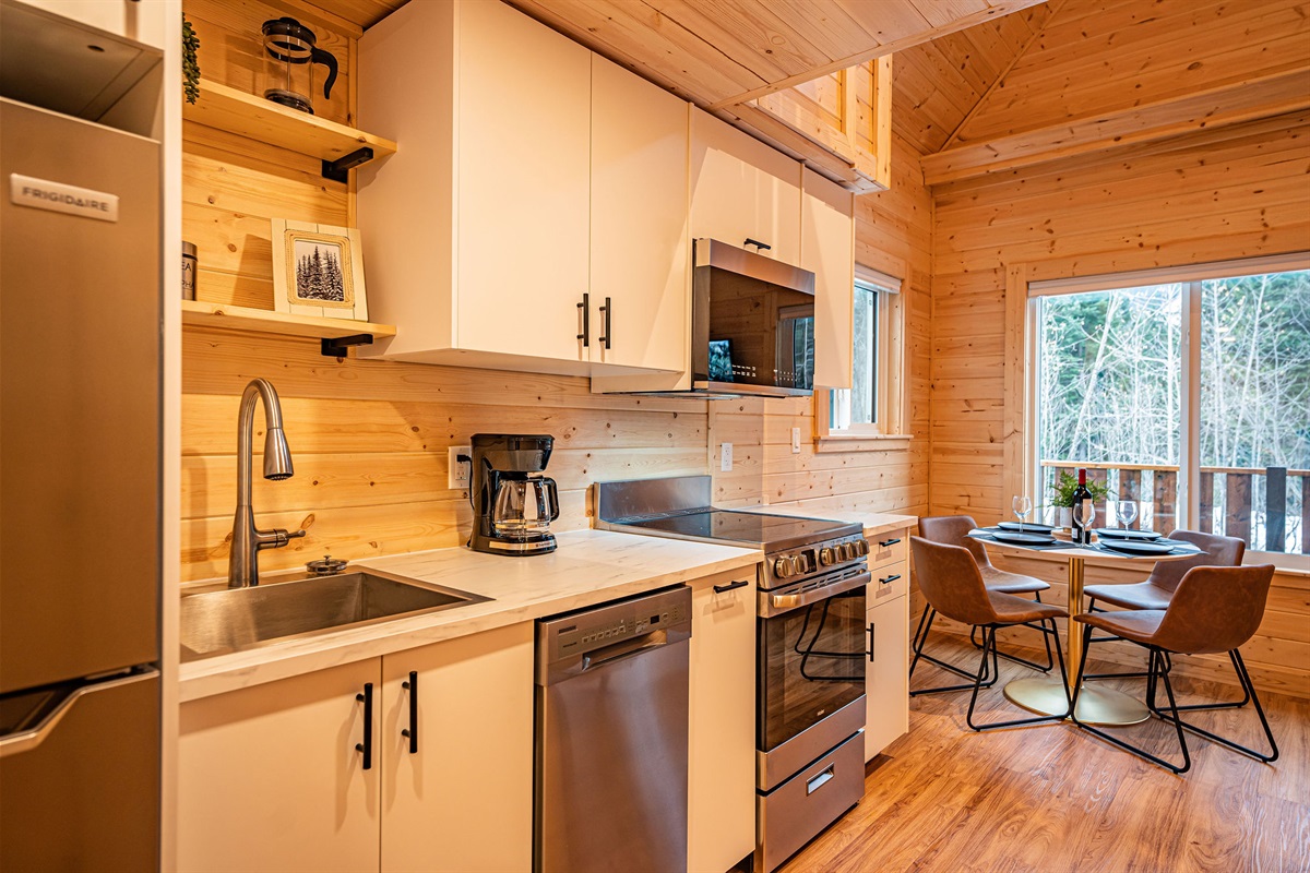 Tundra Lodge: Revelstoke's Cozy Modern Mountain Cabin - Alpha Mountain Lodging